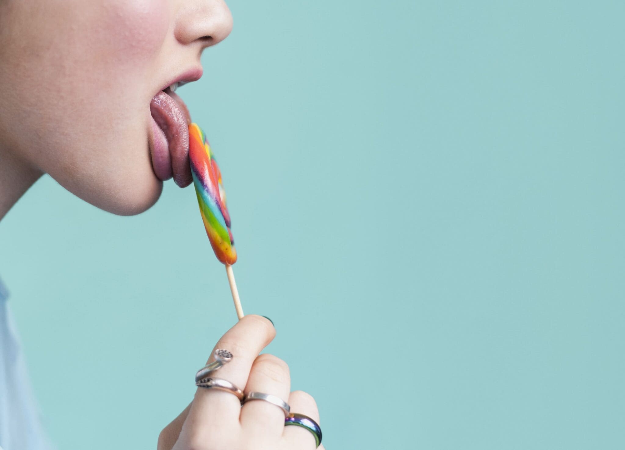 Sabor metálico en la boca, ¿A qué se debe? - MGC Mutua